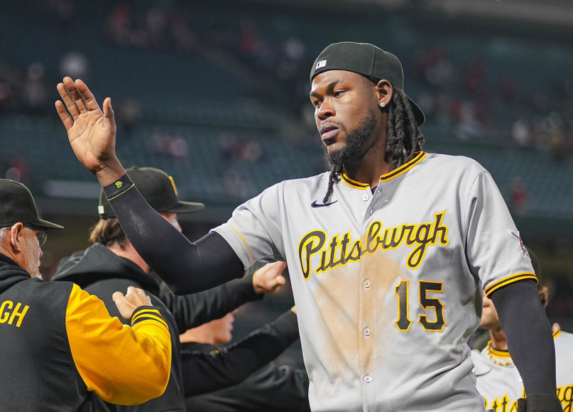 Oneil Cruz lanza a 100 mph y logra la asistencia más veloz en home de ...